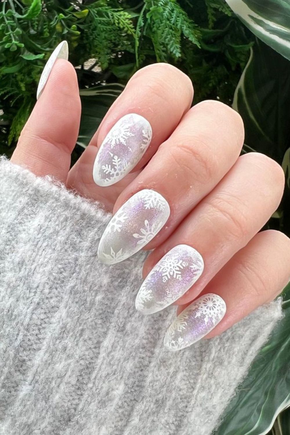 27 Stunning Winter Christmas Nails - Stylish Hair Ideas