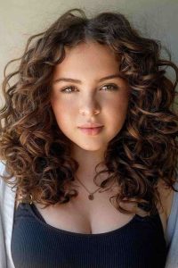 28 Beautiful Middle Part Curly Hair Ideas - Stylish Hair Ideas