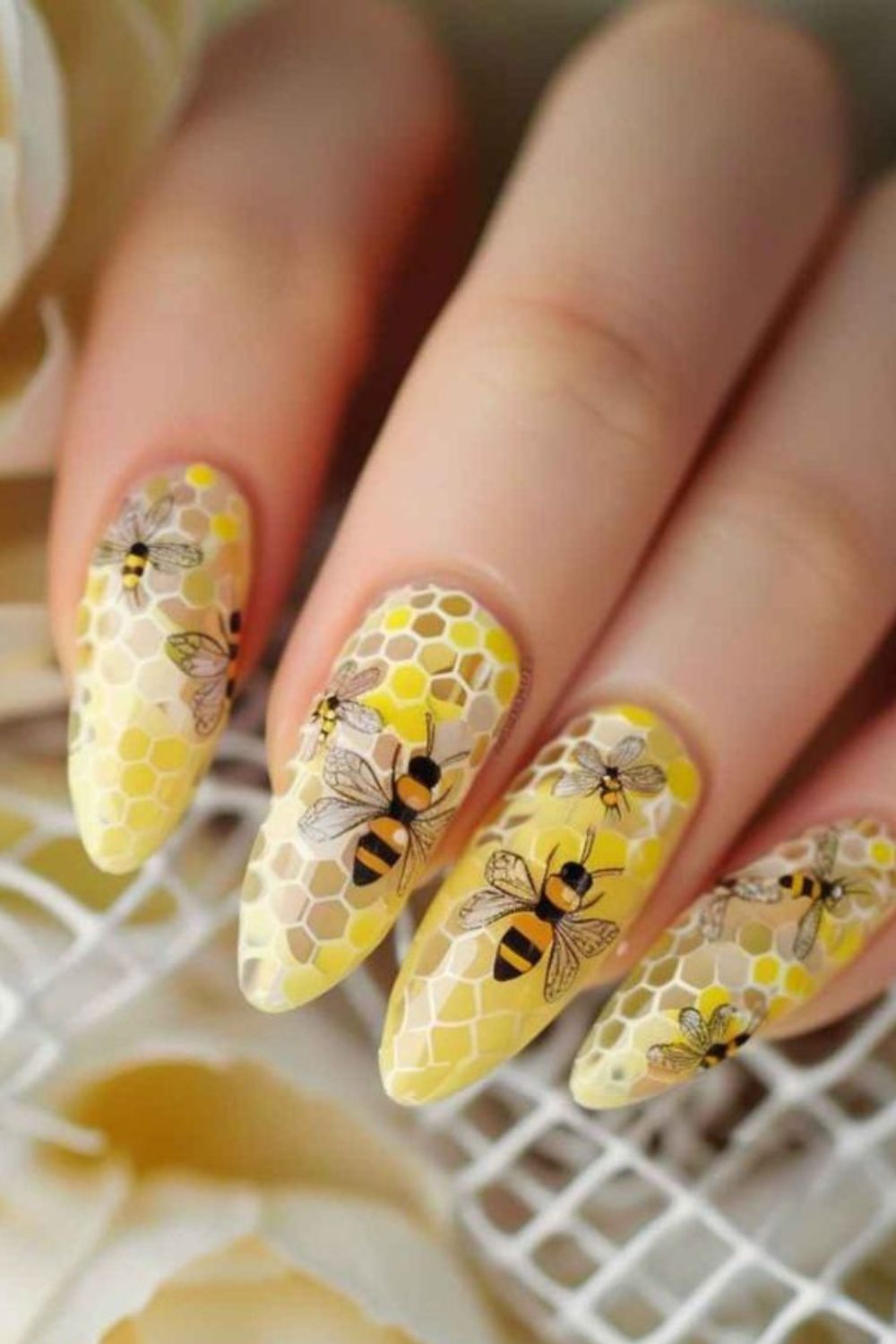 32 Stunning Bumblebee Nails - Stylish Hair Ideas