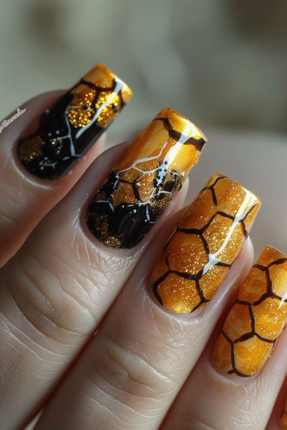 32 Stunning Bumblebee Nails - Stylish Hair Ideas